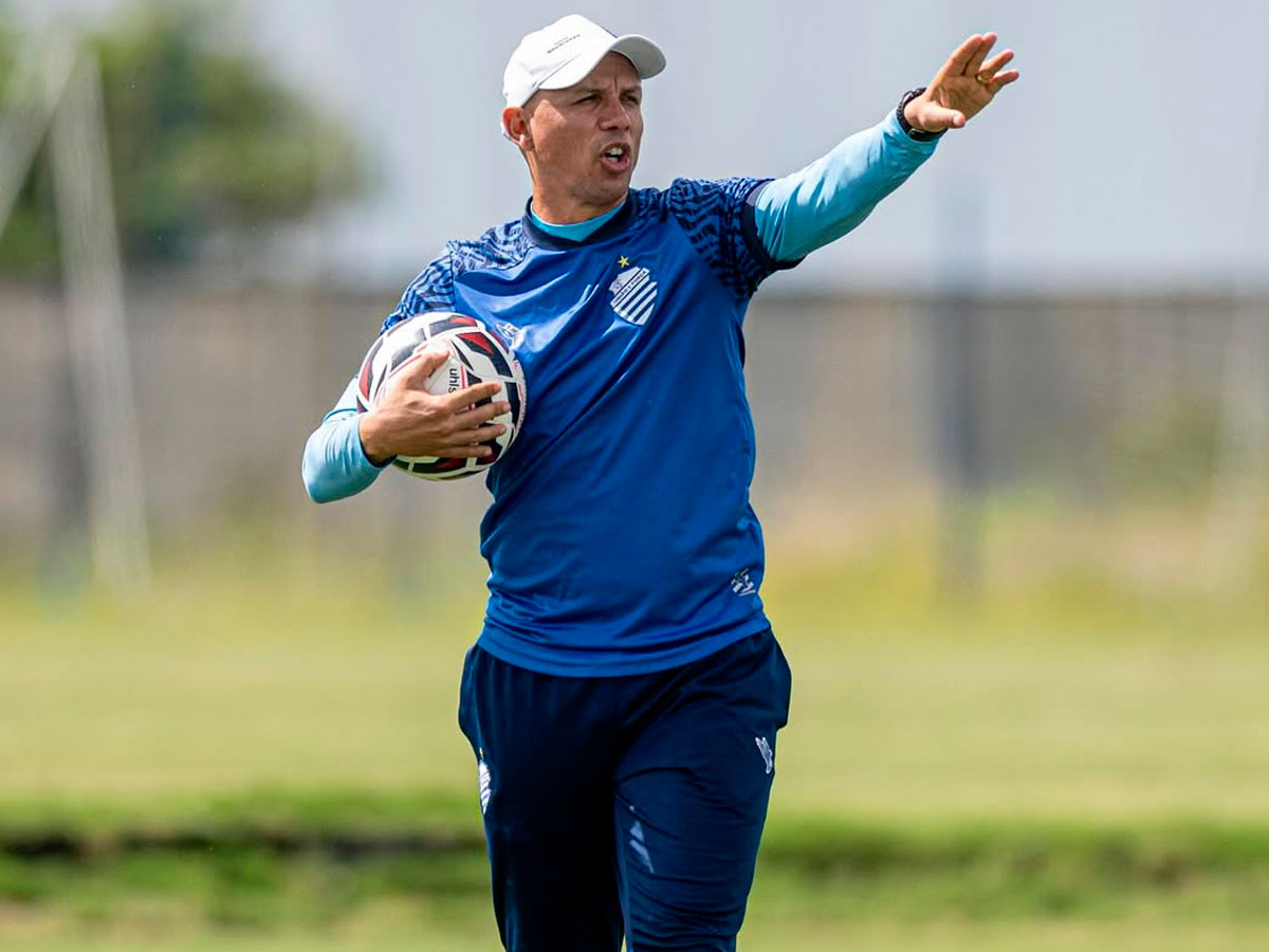 O técnico Higo Magalhães completou 50 partidas no comando do Azulão ...